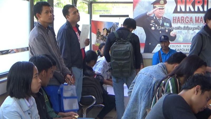 Pemohon SKCK di Polres Gianyar Membludak | Bali Tribune Pemohon SKCK di Polres Gianyar Membludak | Bali Tribune